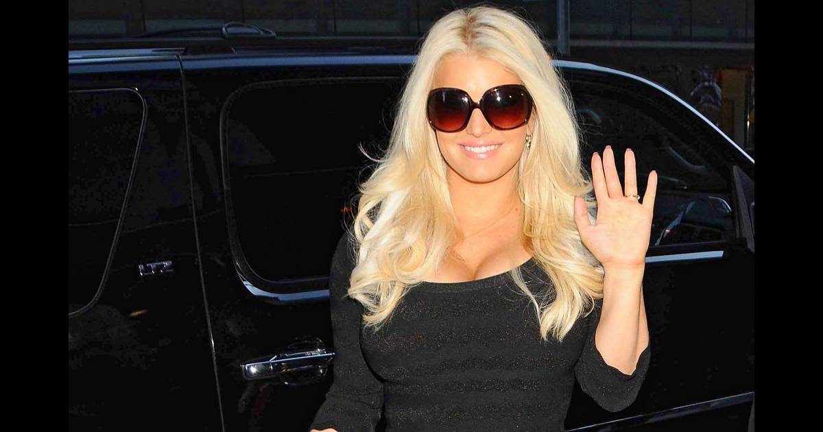 Jessica Simpson, compressée dans sa robe noire, signe une arrivée de ...