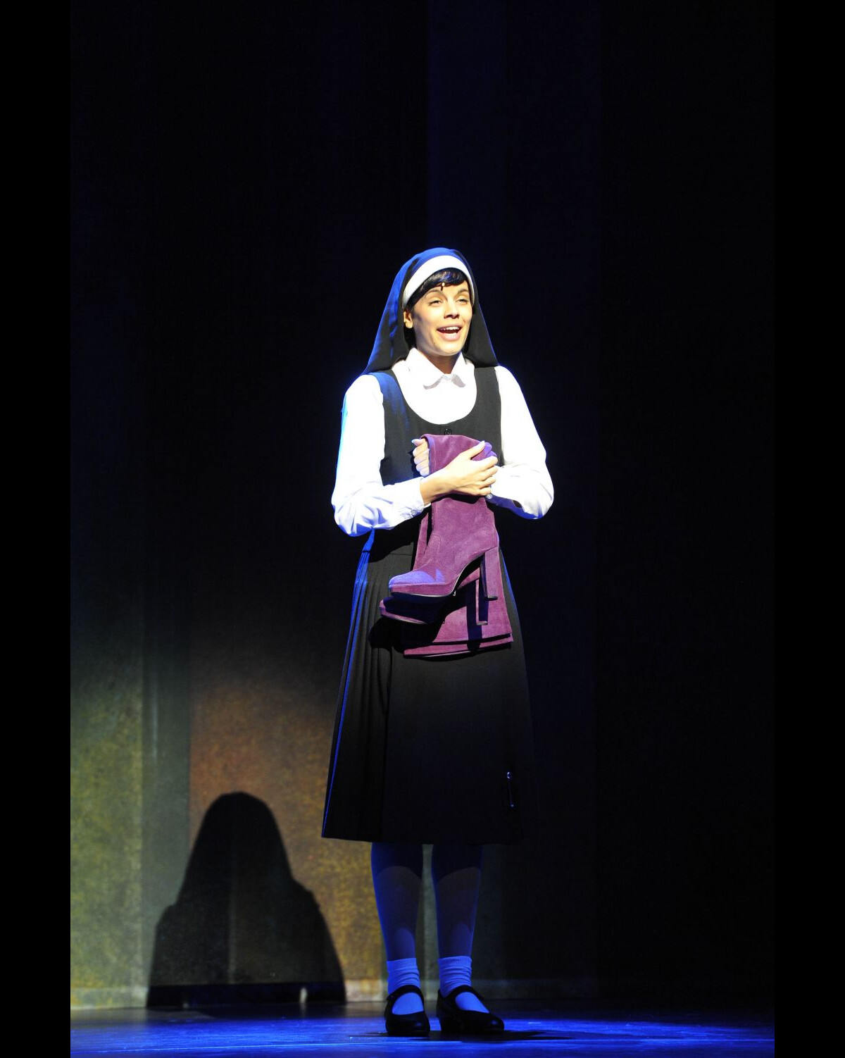 Photo : Sarah Manesse sur scène à la première de Sister Act au Théâtre ...