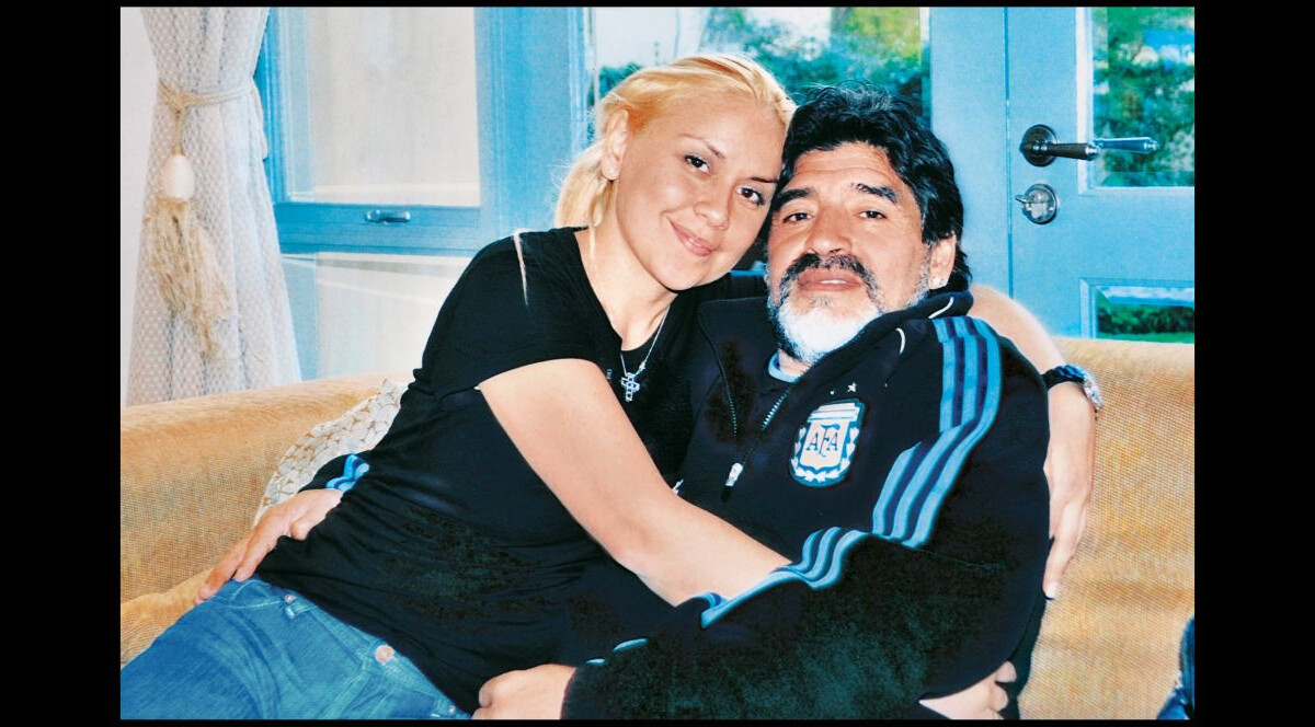 Photo : Diego Maradona et Veronica Ojeda en Afrique du Sud le 11 juin ...