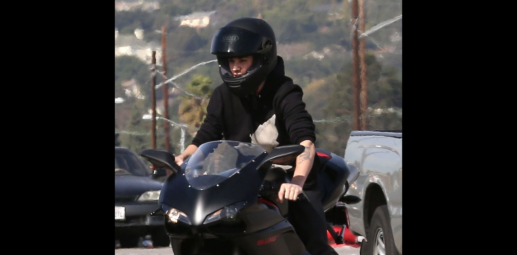 Justin Bieber à fond sur sa moto, malgré la police... Pour semer les ...