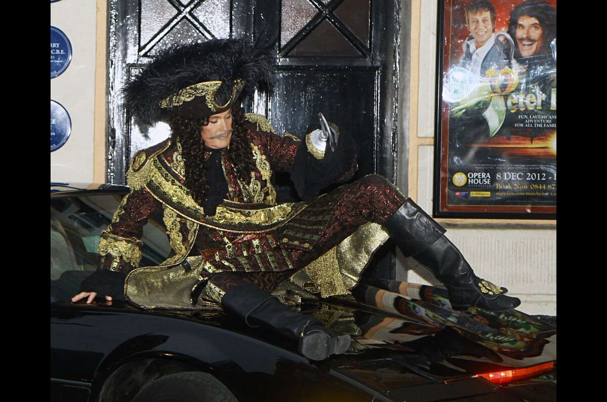 Photo : David Hasselhoff en costume de Capitaine Crochet devant l'Opéra ...