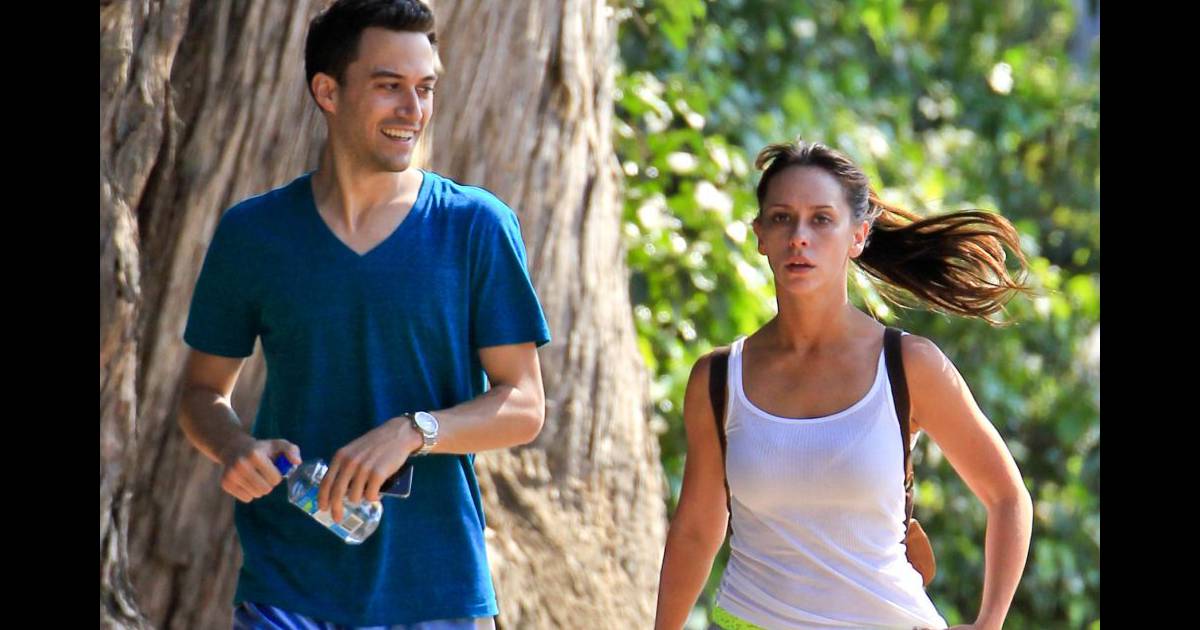 Jennifer Love Hewitt Et Brian Hallisay Font Du Sport Du Côté De Santa