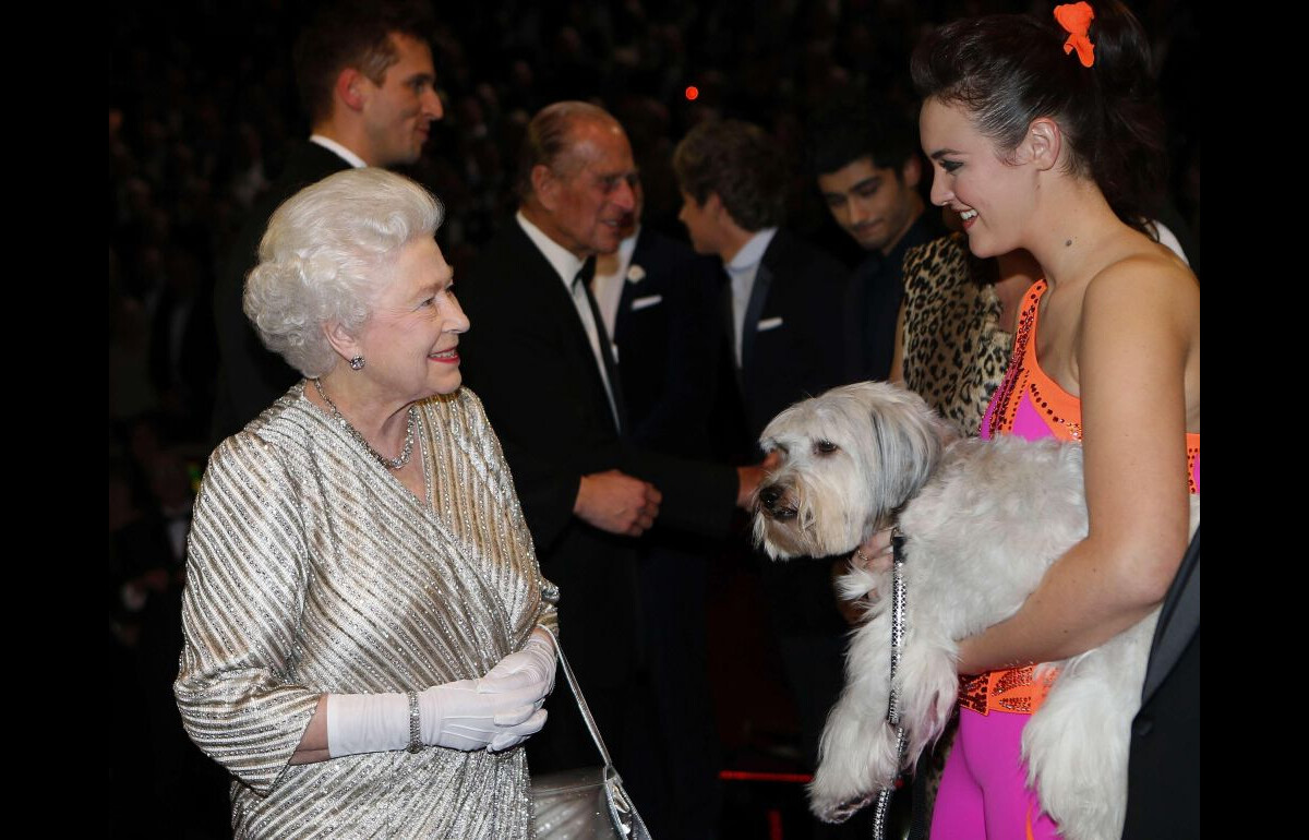Photo : La reine Elizabeth II. 100e gala du Royal Variety au Royal ...