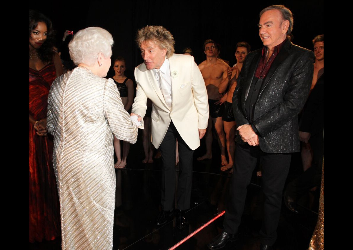 Photo : Rod Stewart salue avec effusion la reine Elizabeth II. Soirée ...
