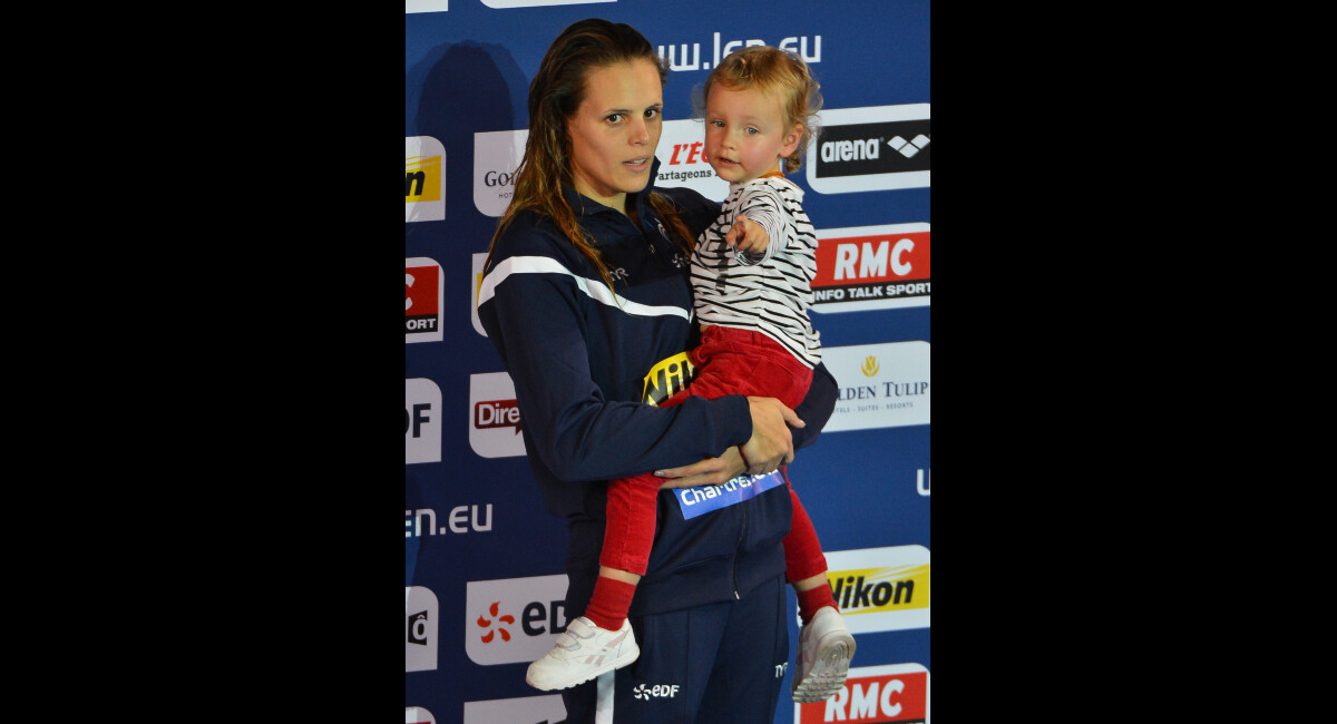 Photo : Laure Manaudou et sa fille Manon durant les championnats d ...