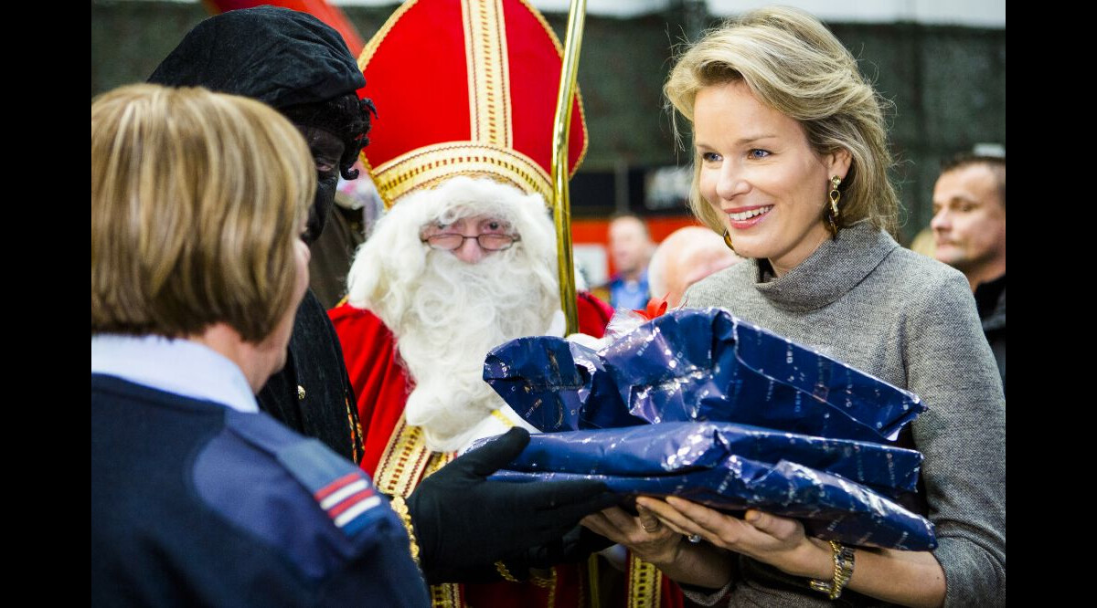 Photo : La princesse Mathilde de Belgique les bras chargés de cadeaux à ...