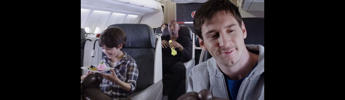 Photo : Kobe Bryant et Lionel Messi se disputent l'attention d'un jeune ...