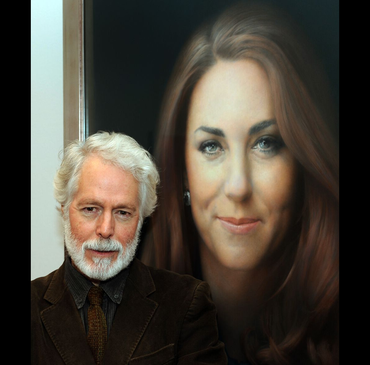 Photo : Paul Emsley devant son portrait de la duchesse de Cambridge le ...