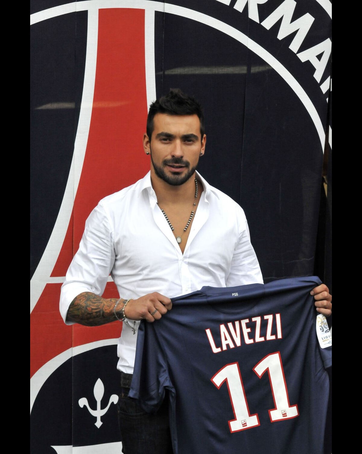 Photo : Ezequiel Lavezzi et le maillot du PSG lors de sa présentation ...