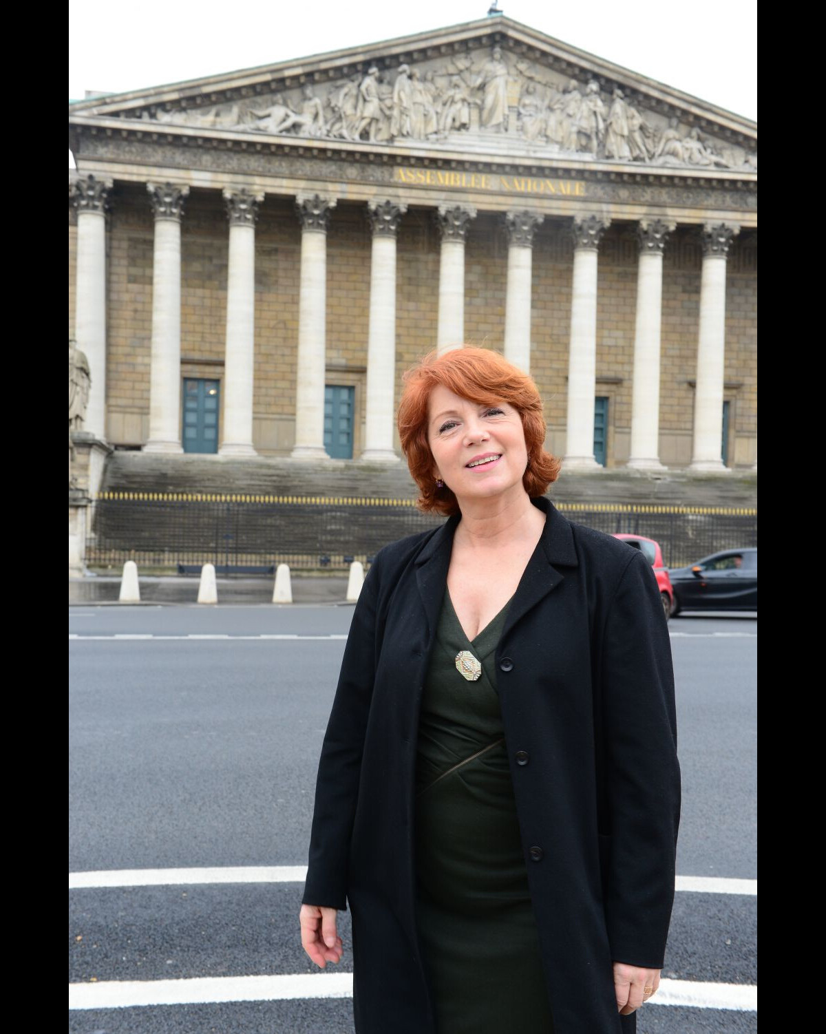 Photo : La comédienne Véronique Genest pose devant l'Assemblée ...