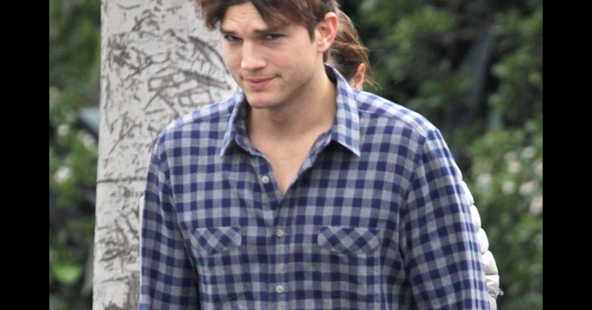 Ashton Kutcher sans Mila Kunis : Charmeur au côté d'une mystérieuse ...