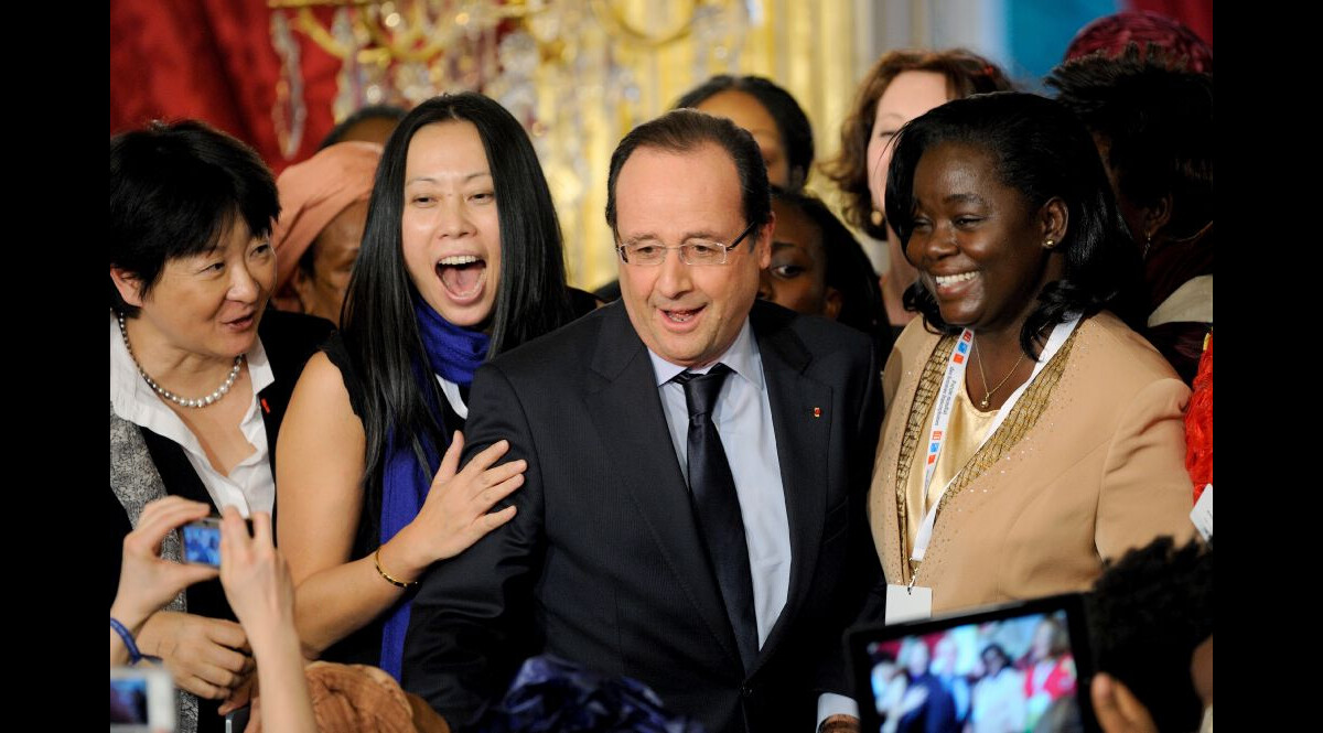 Photo : François Hollande pose avec quelques admiratrices lors du Forum ...