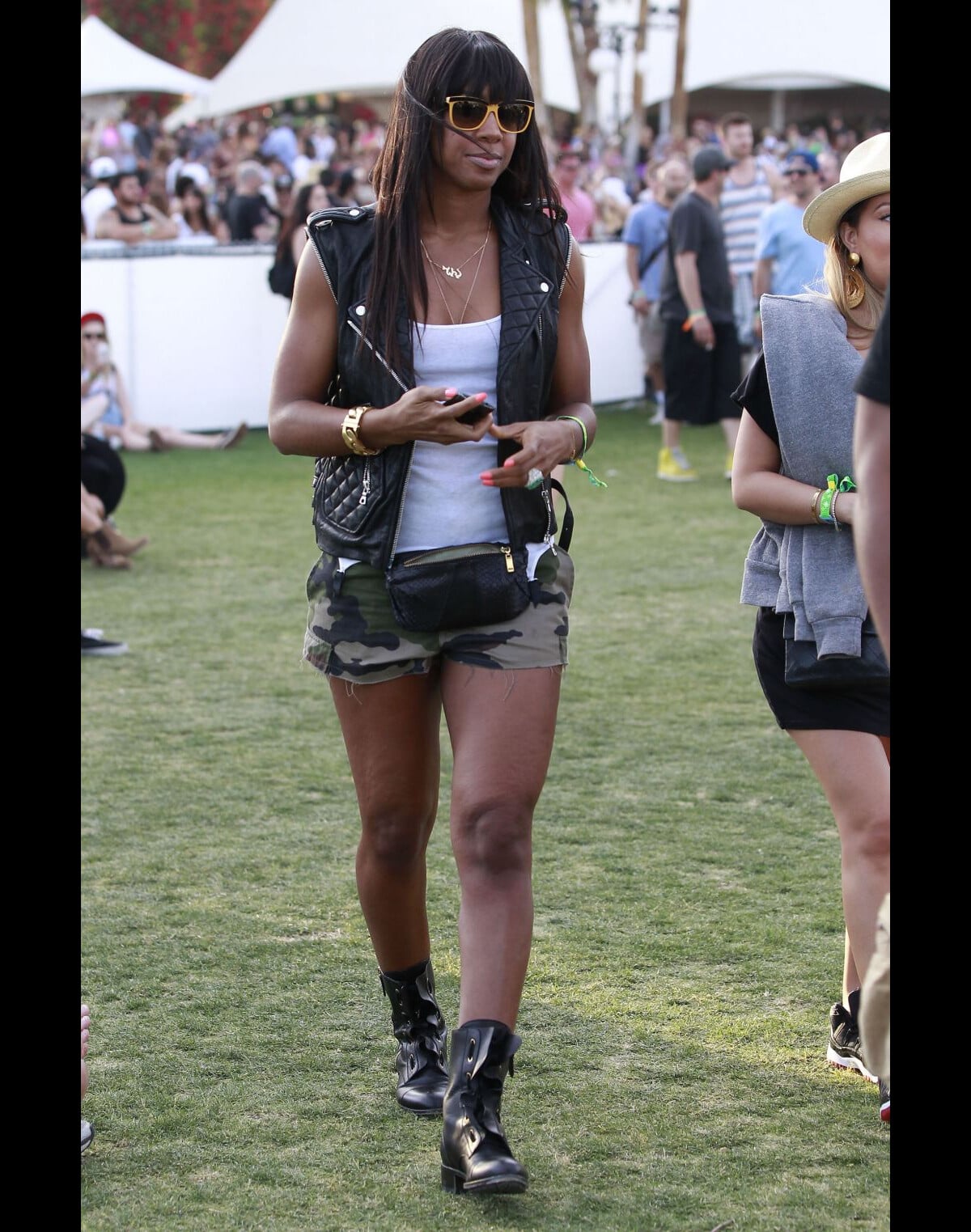 Photo : Kelly Rowland en mini-short au motif camouflage et bottes ...