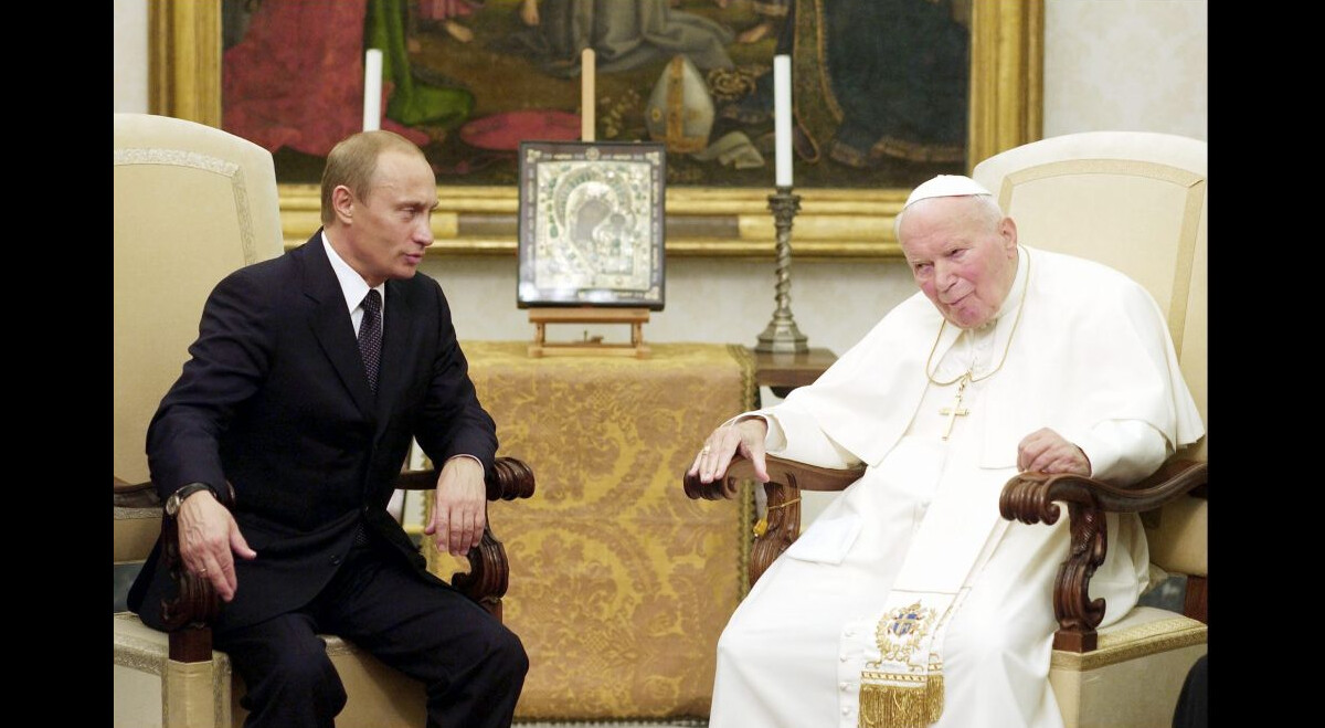 Photo : Vladimir Poutine et Jean Paul II au Vatican le 6 novembre 2003 ...