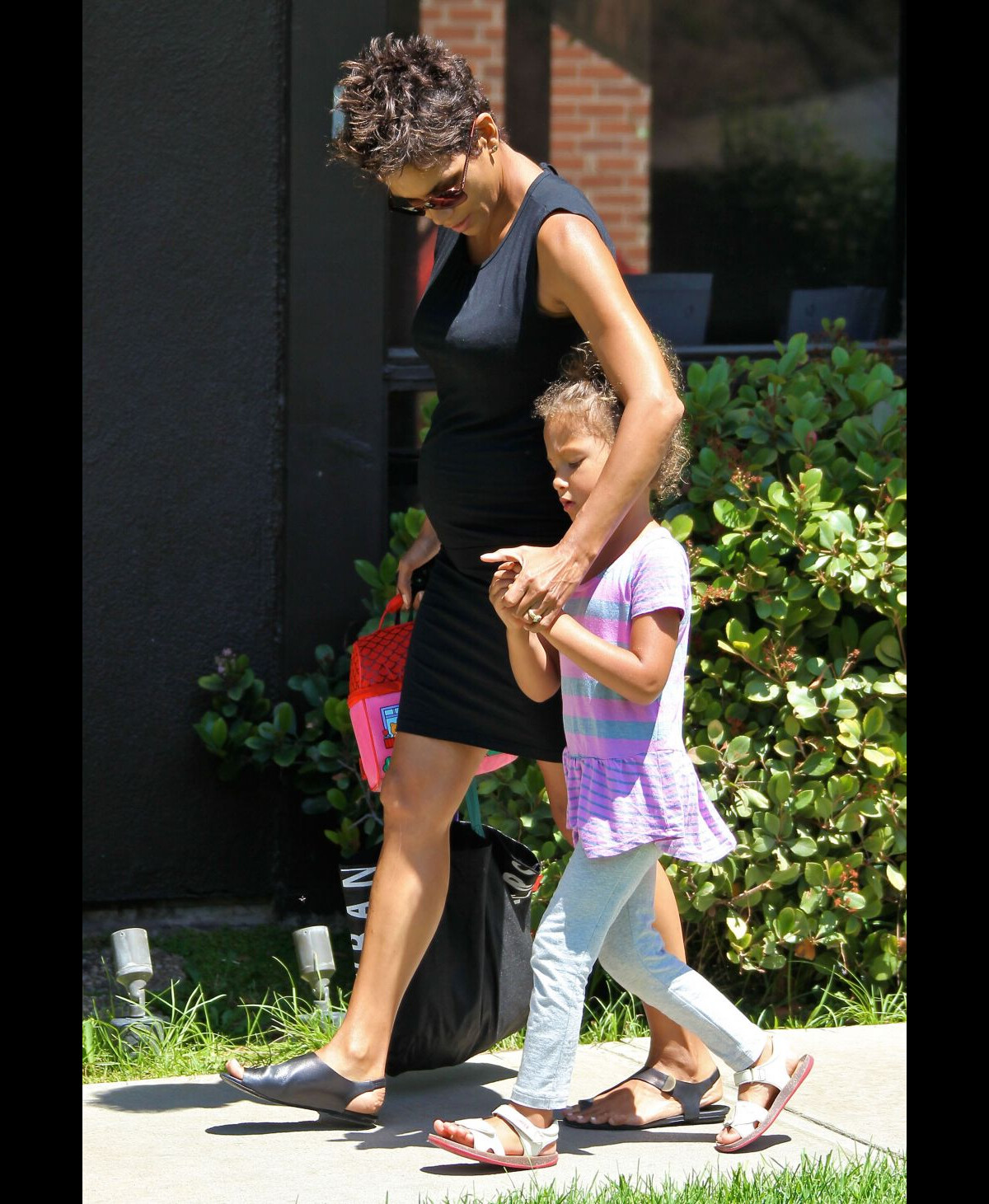 Photo : Halle Berry, enceinte, va chercher sa fille Nahla âgée de 5 ans ...