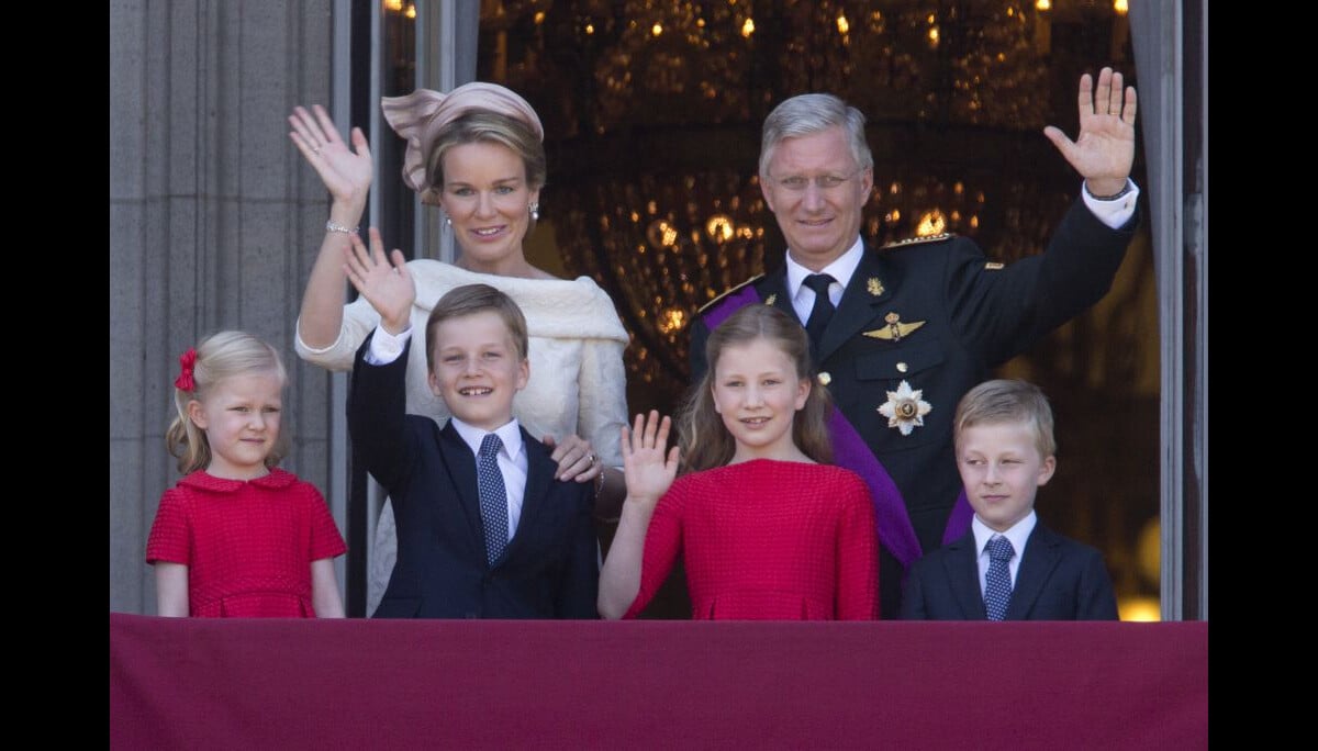 Photo : La famille royale entoure le nouveau roi Philippe et la reine ...