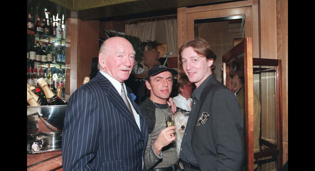 Photo : Guillaume Barclay avec son père Eddie Barclay et Elie Kakou à Paris le 21 janvier 1998 ...