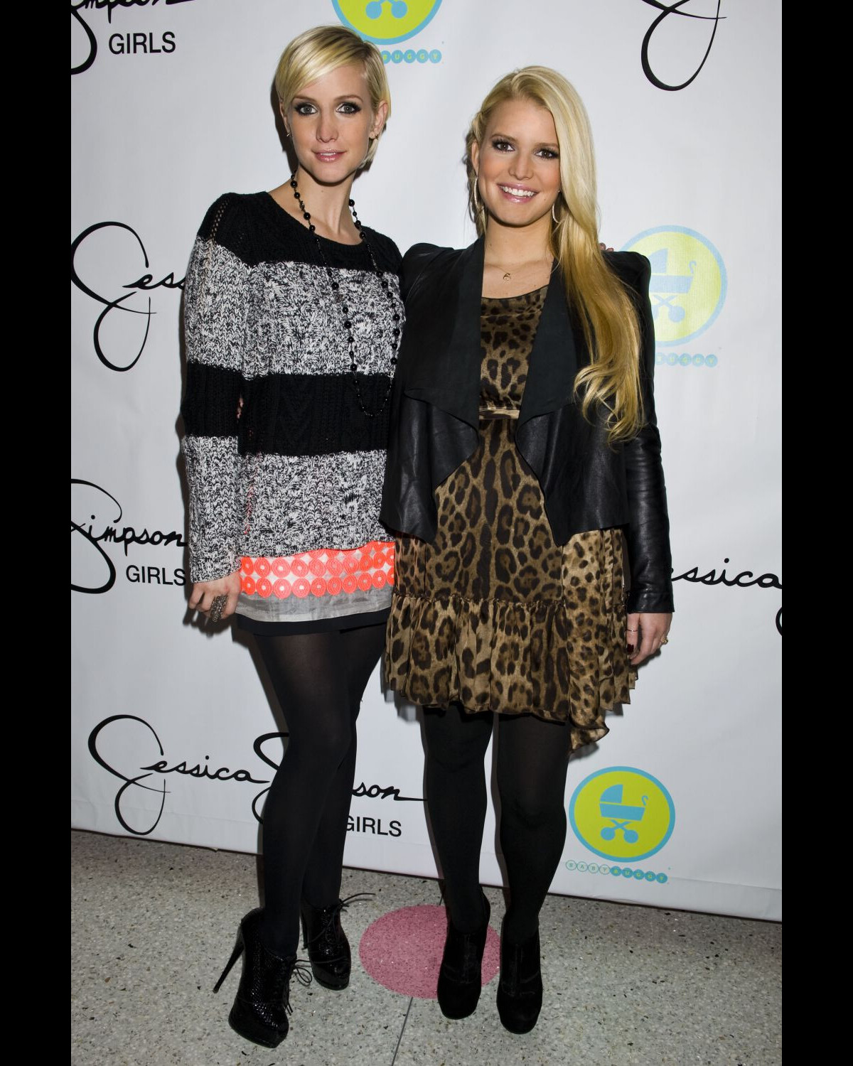 Photo : Jessica et Ashley Simpson à New York en décembre 2011. - Purepeople