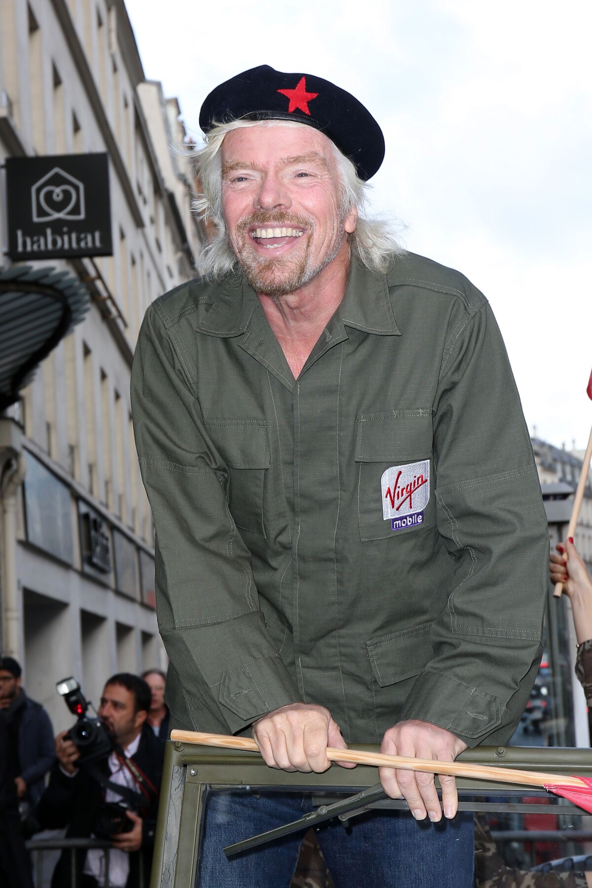 Photo : Sir Richard Branson présente une nouvelle offre Virgin Mobile à ...