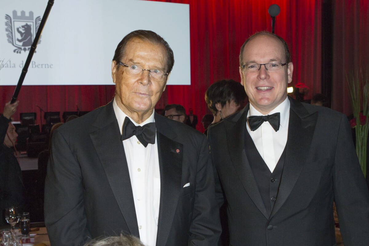 Photo : Roger Moore et le prince Albert II de Monaco lors de la soirée ...