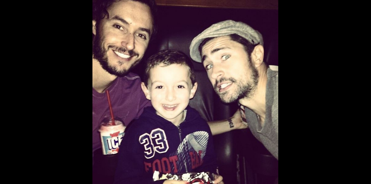 Photo : Matt Dallas et son fiancé Bluer Hamilton, sur Instagram, le 8 ...
