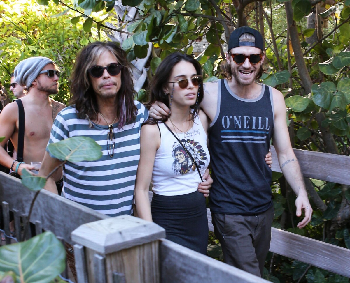 Photo : Steven Tyler et ses filles Mia, Liv et Chelsea se promènent à ...