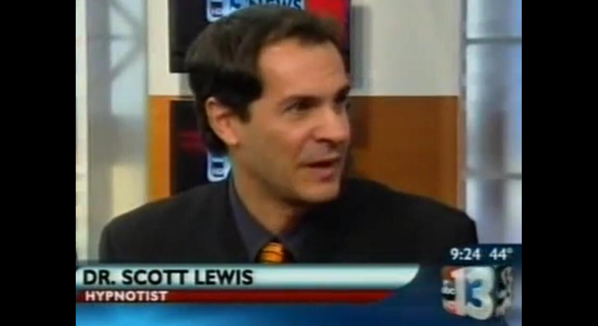 Vidéo : Scott Lewis lors d'un passage sur la chaîne américaine ABC, en ...