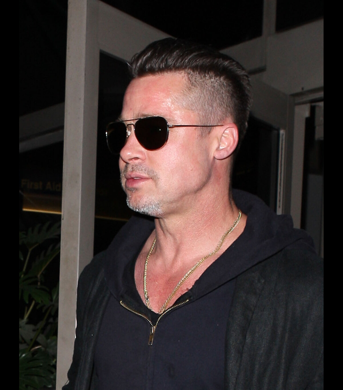 Photo : Brad Pitt avec sa nouvelle coupe de cheveux, à l'aéroport LAX à ... Photo : Brad Pitt avec sa nouvelle coupe de cheveux, à l'aéroport LAX à ...