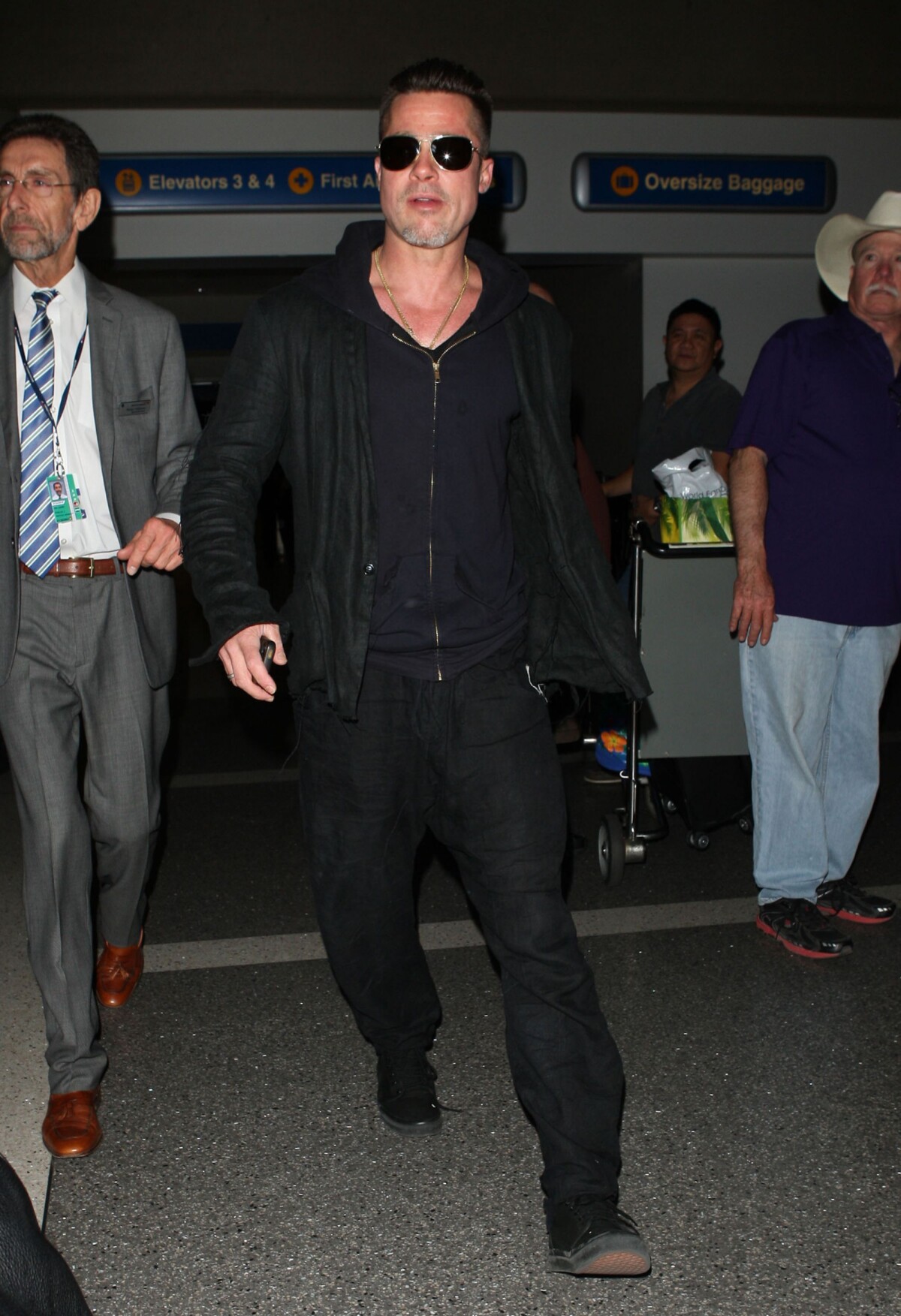 Photo : Brad Pitt, avec sa nouvelle coupe de cheveux, arrive a l ... Photo : Brad Pitt, avec sa nouvelle coupe de cheveux, arrive a l ...