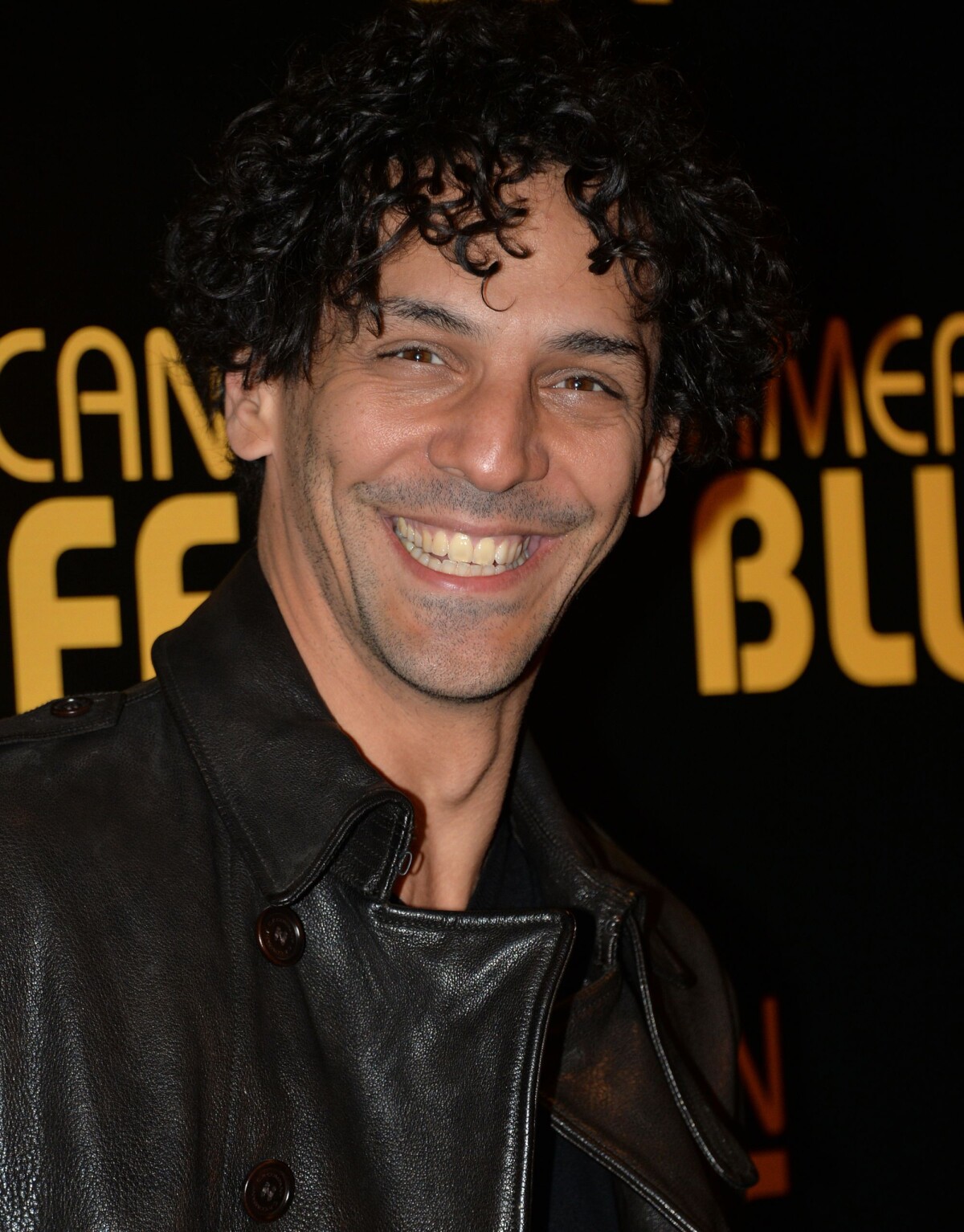 Photo : Tomer Sisley lors de la première du film American Bluff à l'UGC ...