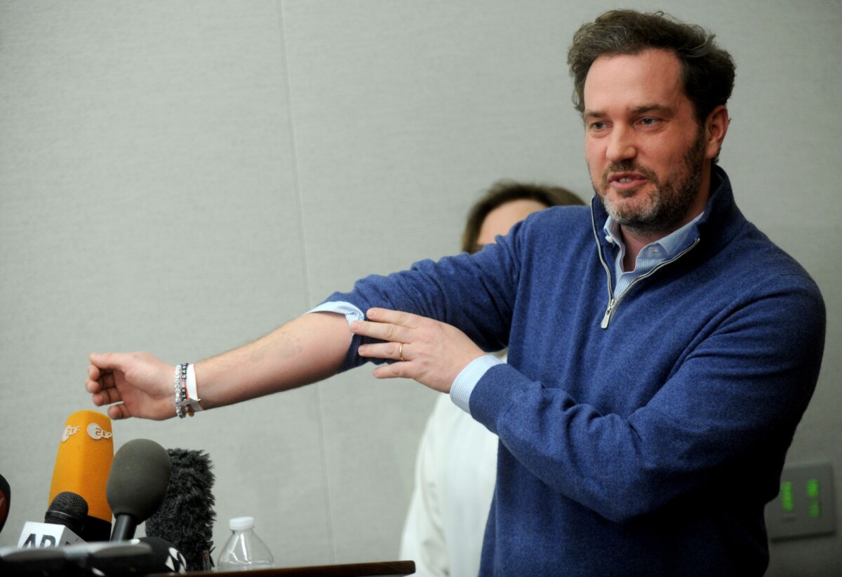 Photo : Christopher O'Neill exhibant l'empreinte de pied de sa fille ...