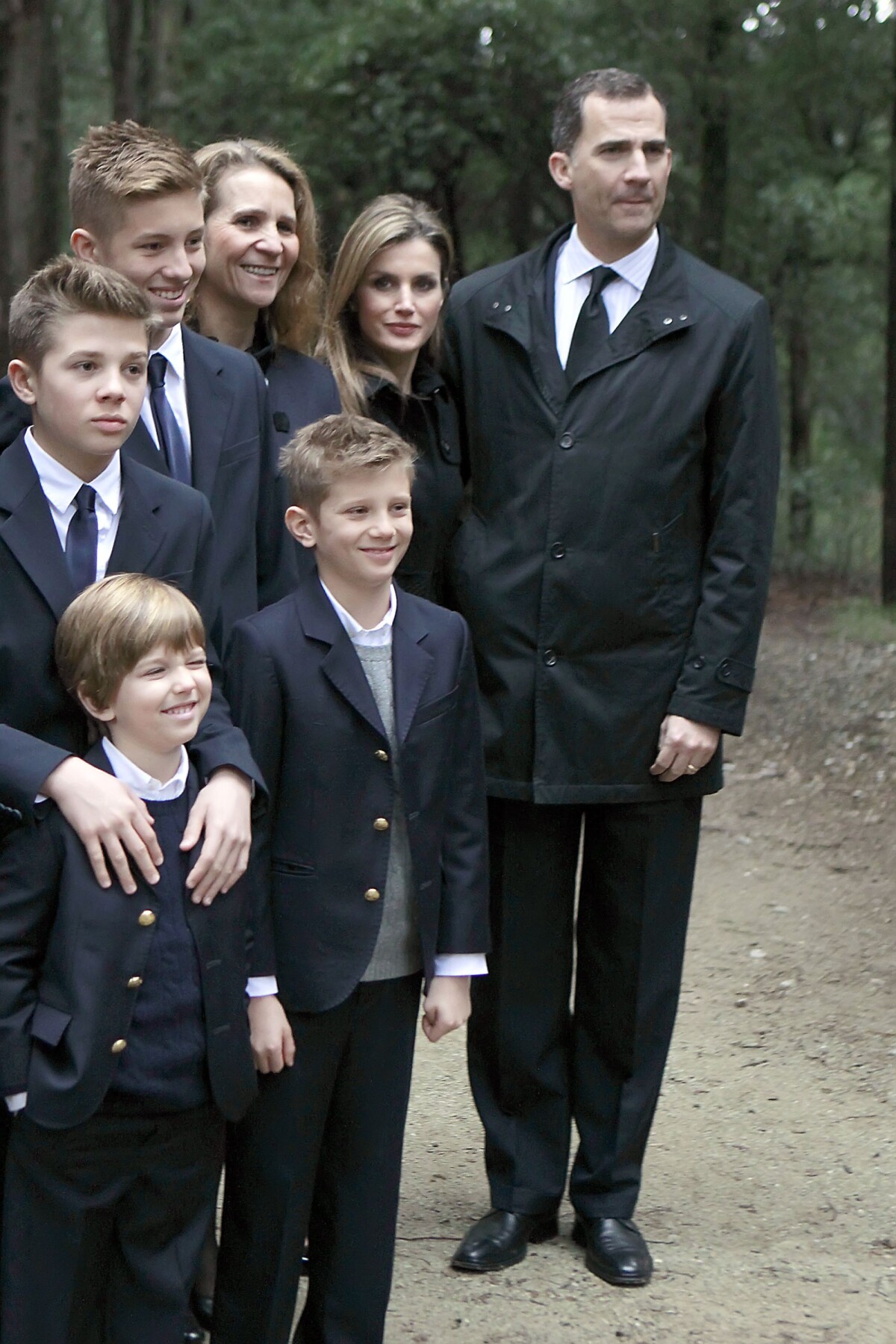 Photo : Les quatre fils du prince Pavlos de Grèce à côté de l'infante ...