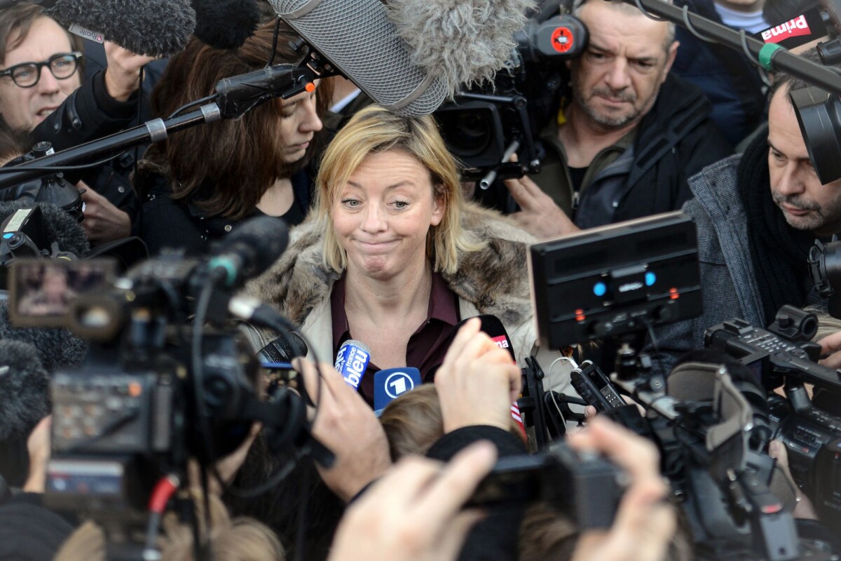 Photo : Sabine Kehm, porte-parole de Michael Schumacher, devant le CHU ...