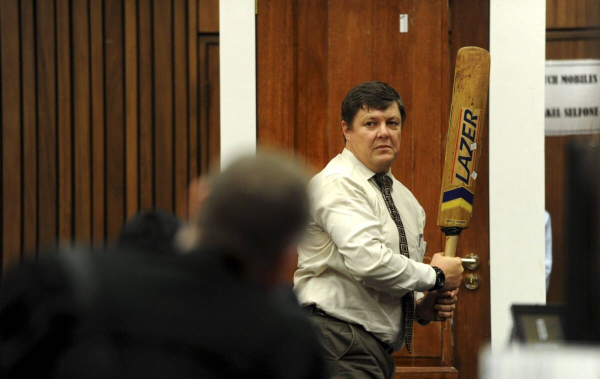 Photo : Le colonel Johannes Vermeulen, expert scientifique, analyse la ...