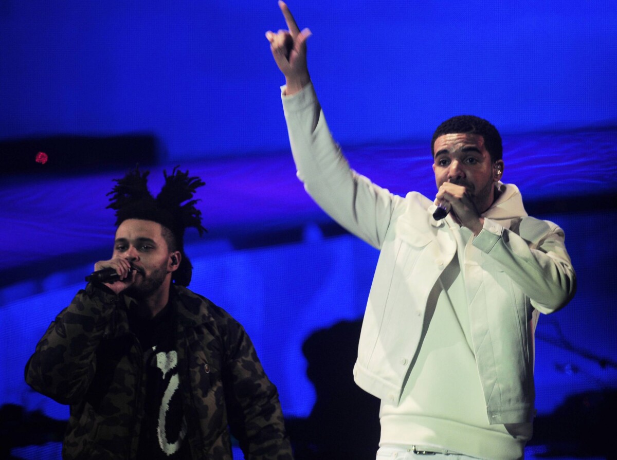 Photo : The Weeknd et Drake sur la scène de l'O2 Arena à Londres. Le 25 ...