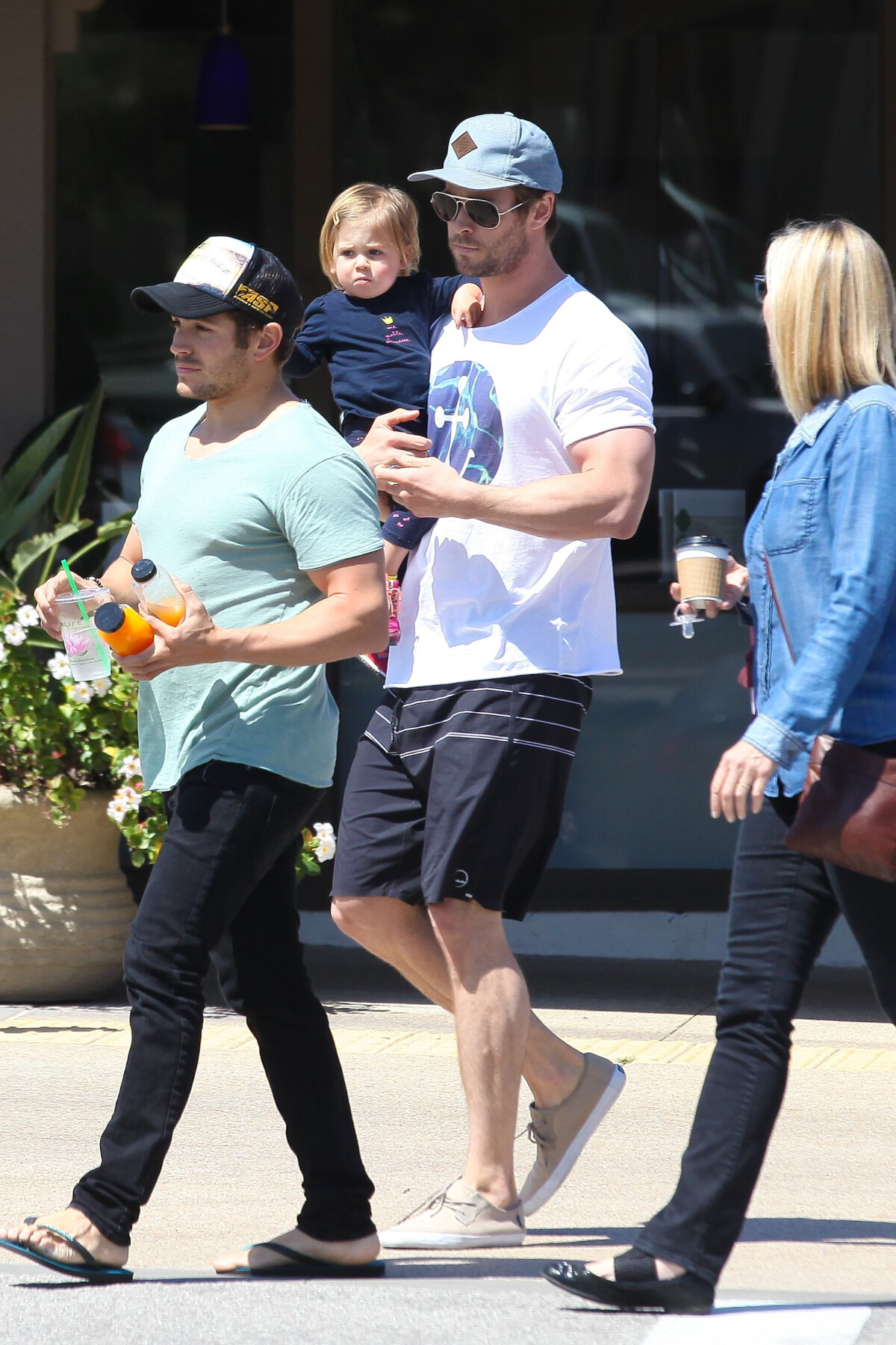 Photo : Chris Hemsworth se balade dans les rues de Los Angeles avec sa ...