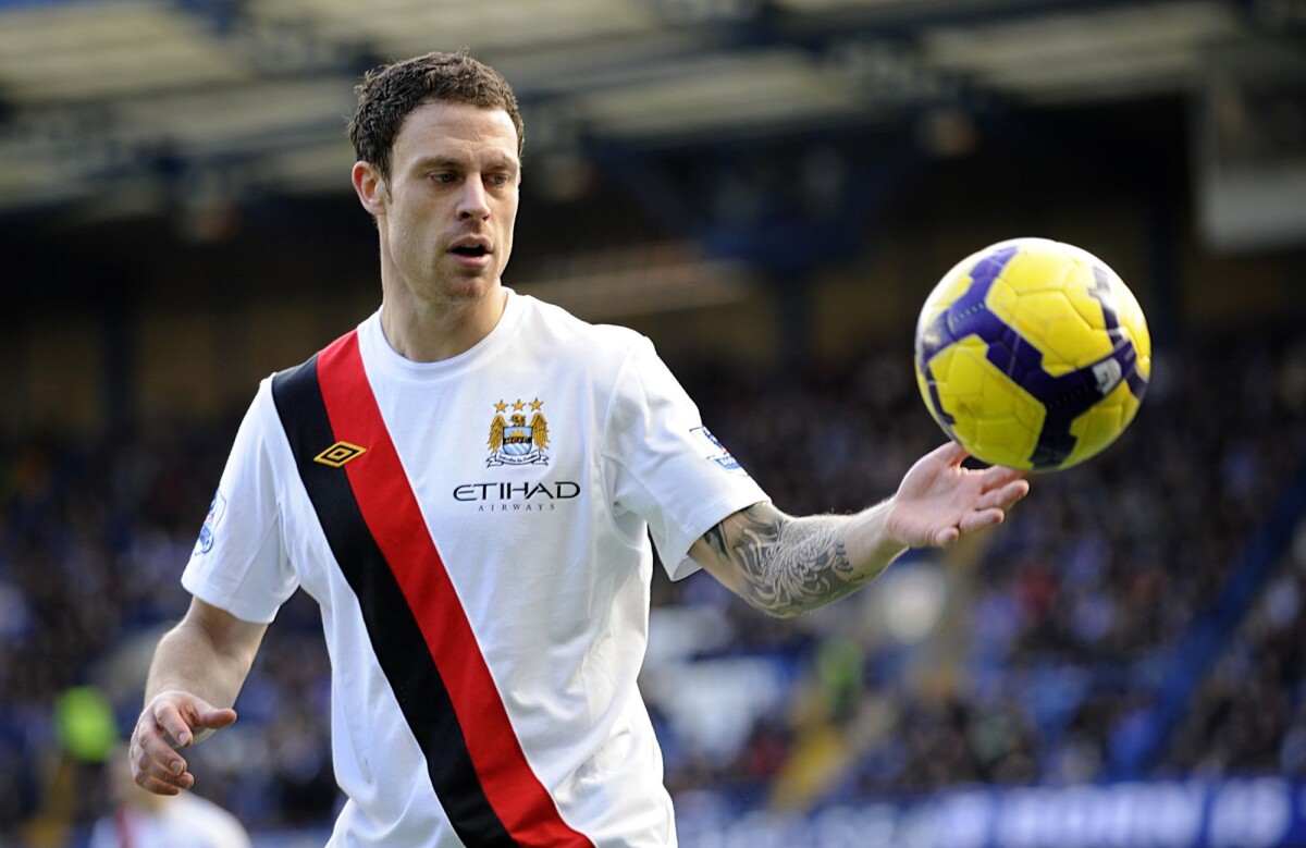 Photo : Wayne Bridge à Stamford Bridge en février 2010. - Purepeople