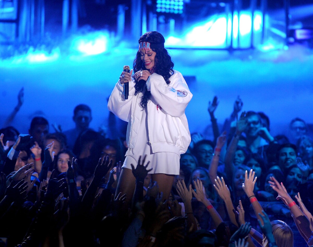 Photo : Rihanna sur la scène du Nokia Theater lors des MTV Movie Awards ...
