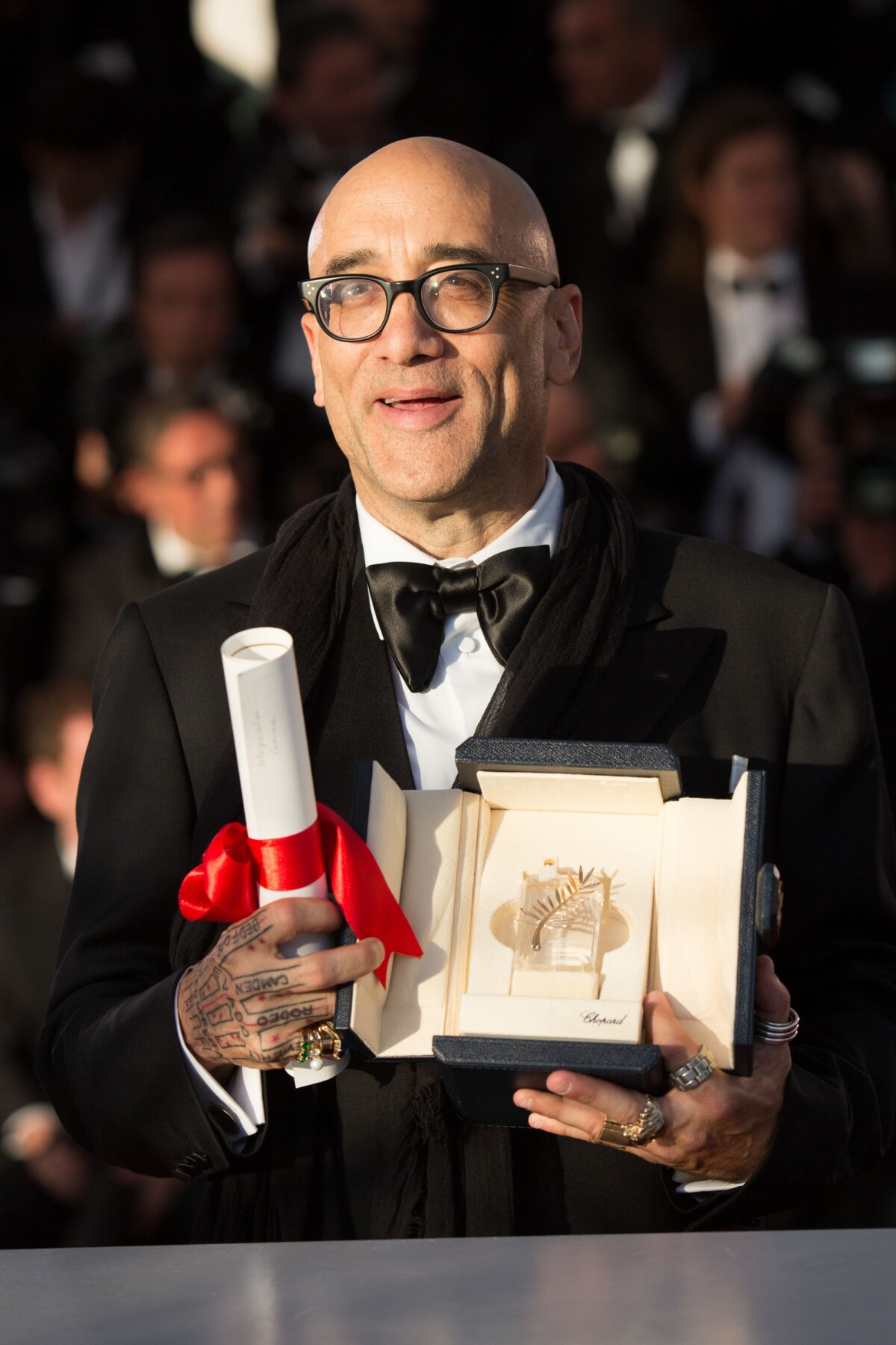 Photo : Bruce Wagner pose avec le prix d'interprétation féminine pour ...