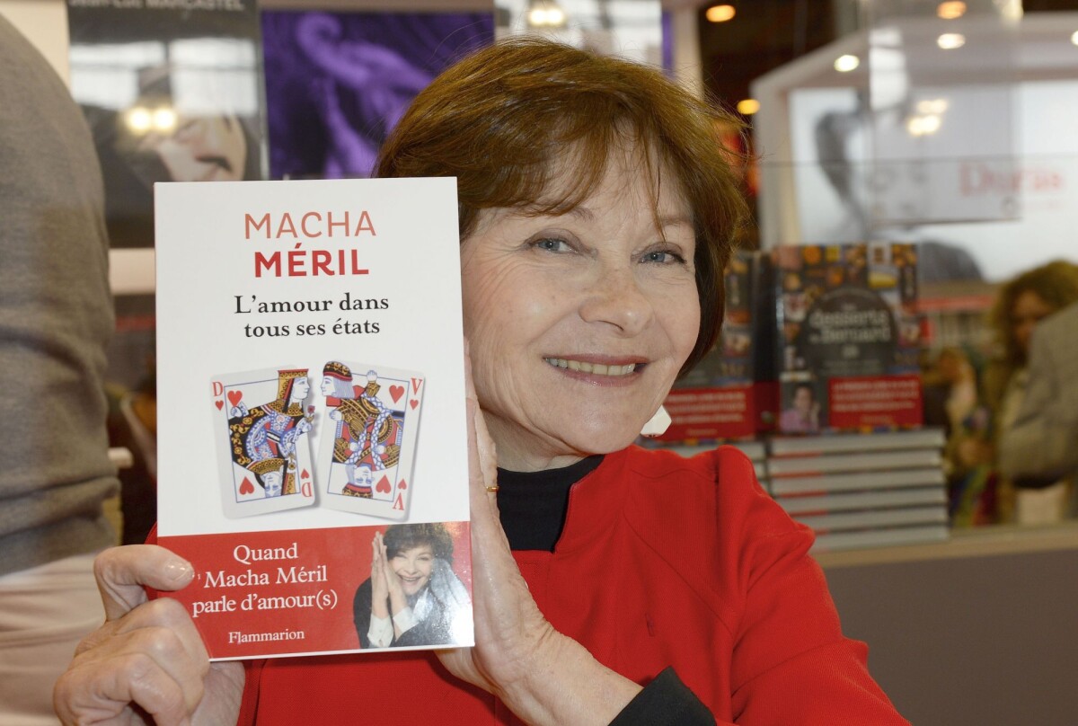 Photo : Macha Méril au 34e Salon du livre de Paris, Porte de Versailles ...