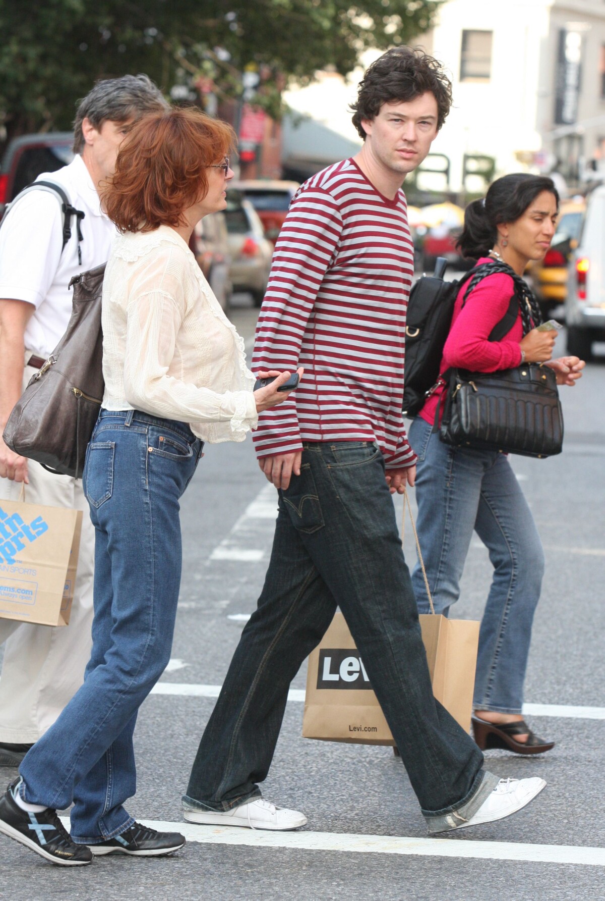 Photo : Susan Sarandon et Jonathan Bricklin se promenant dans les rues ...