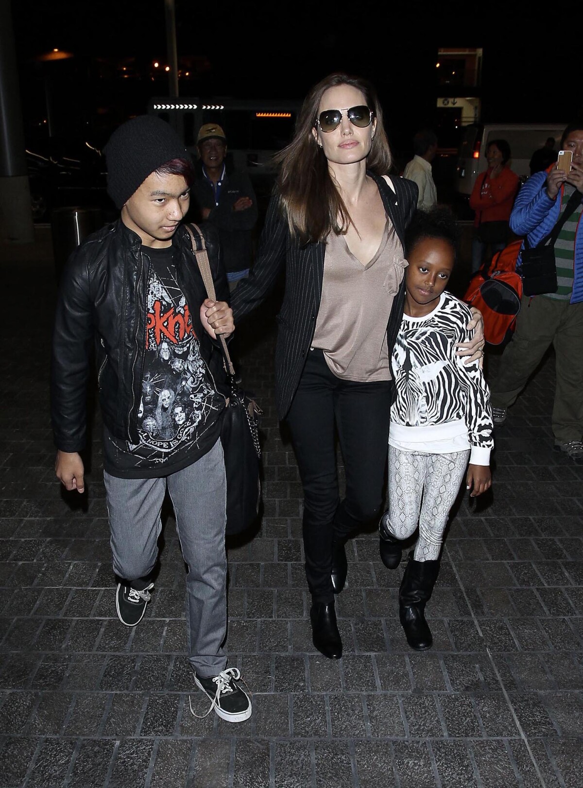 Photo : Angelina Jolie avec Zahara et Maddox au Los Angeles ...