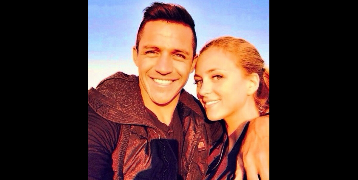 Photo : Alexis Sanchez et sa compagne Laia Grassi en août 2014 - Purepeople