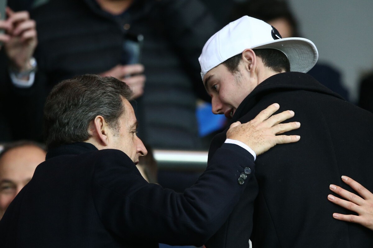 Photo : Nicolas Sarkozy et son fils Louis Sarkozy au match PSG ... Photo : Nicolas Sarkozy et son fils Louis Sarkozy au match PSG ...