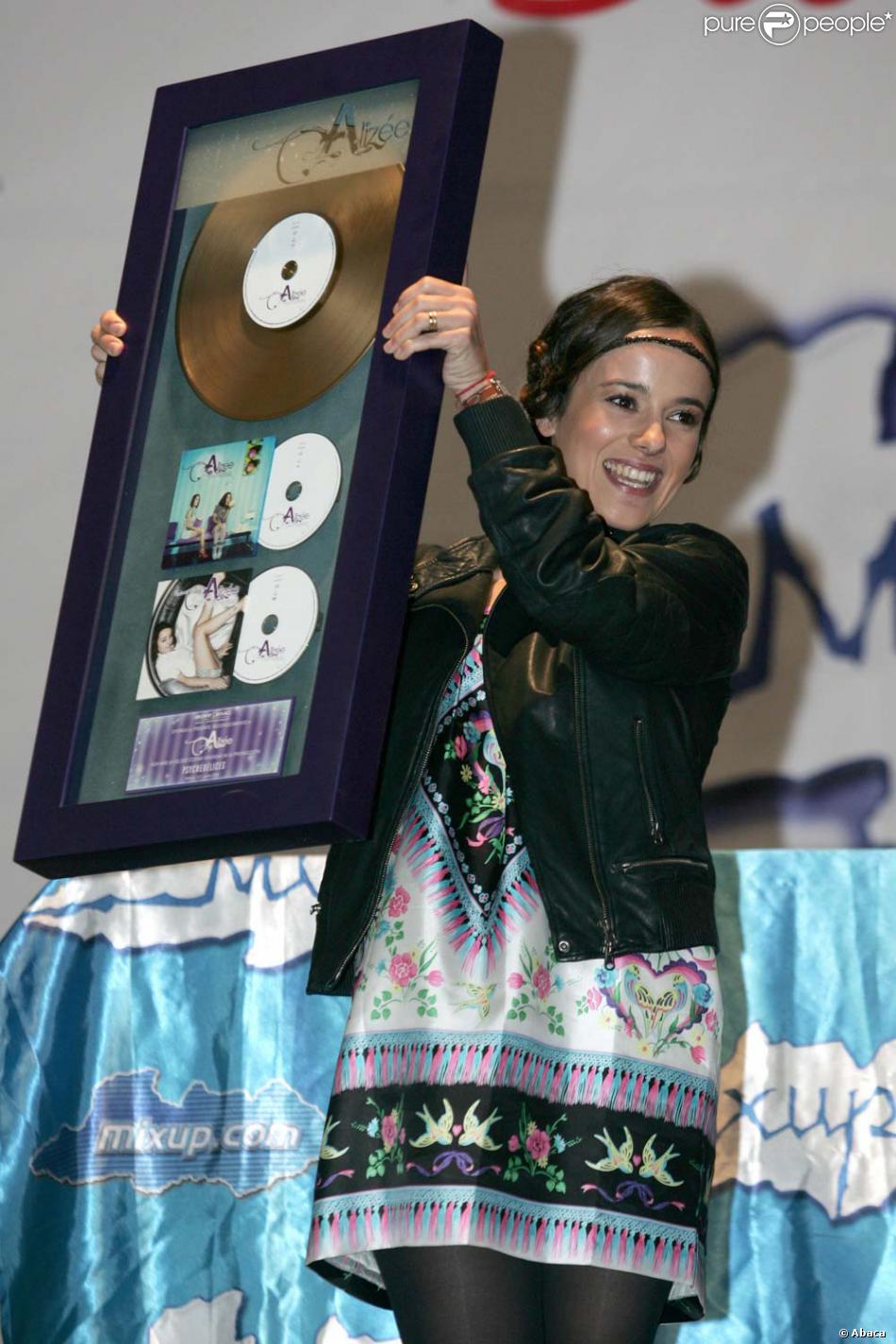 Alizée reçoit deux disques d'or et soulève les foules à Mexico City, au ...