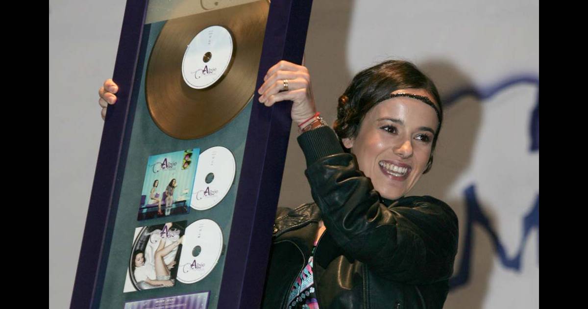 Alizée reçoit deux disques d'or et soulève les foules à Mexico City, au ...
