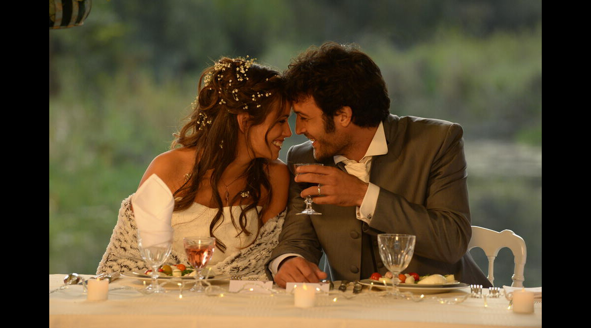 Photo : Lucie Lucas et Benoît Michel, jeunes mariés, dans l'épisode final de la saison 5 de Clem ...