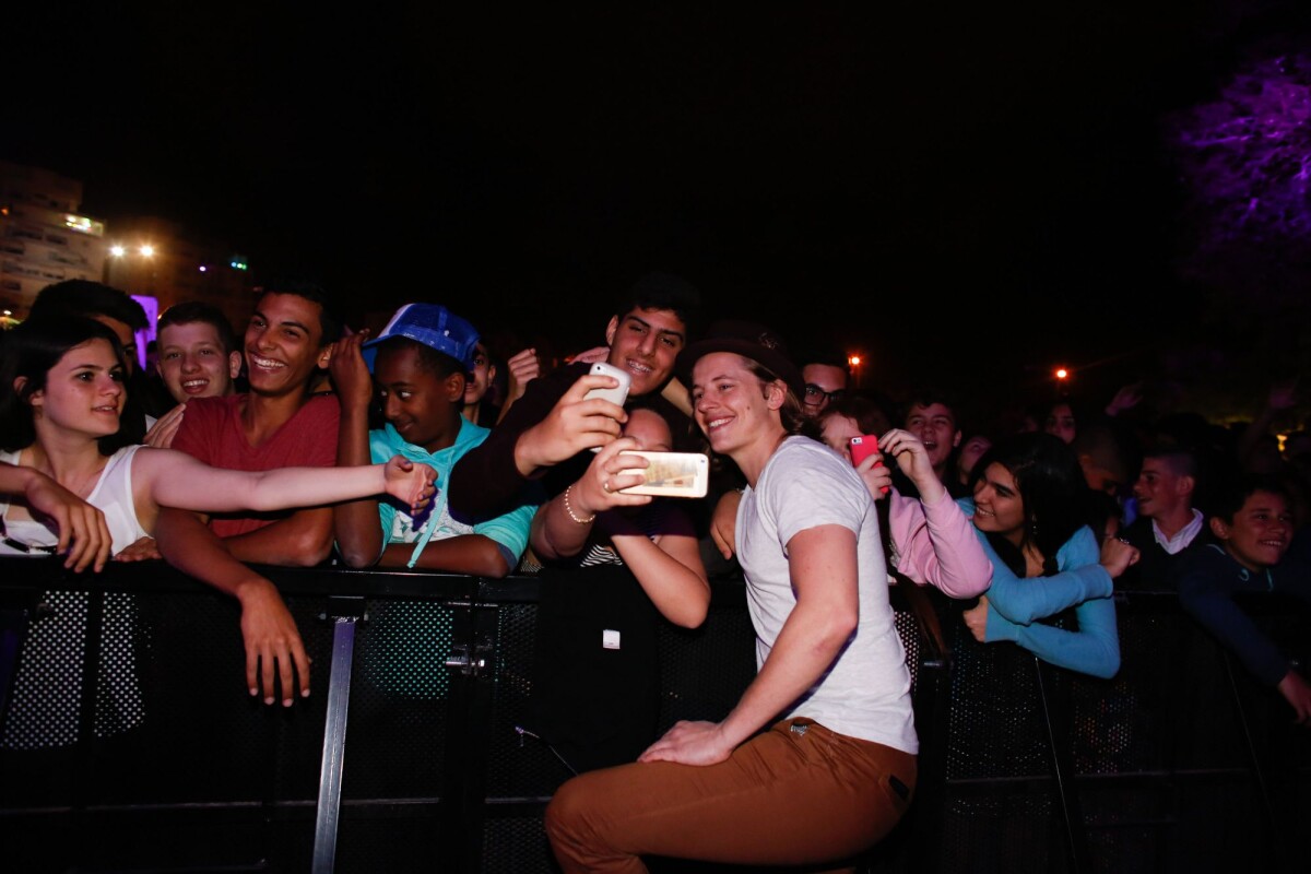 Photo : Pierre Sarkozy, aka Dj Mosey, avec ses fans à l'issue de la ...