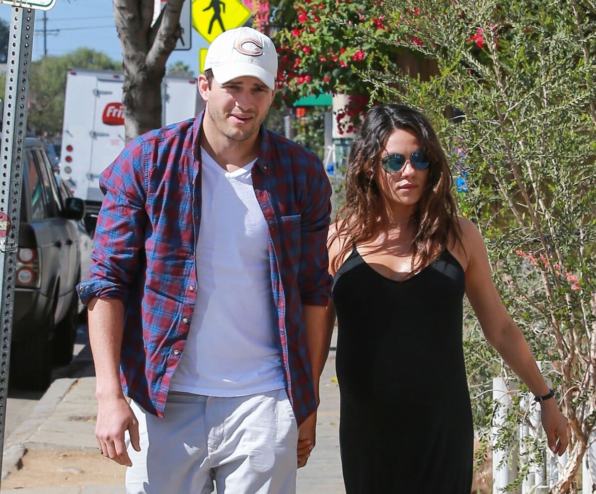 Photo : Exclusif - Mila Kunis enceinte et son fiancé Ashton Kutcher ...