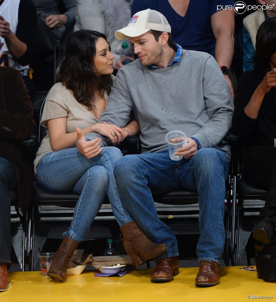 Mila Kunis Et Son Fiancé Ashton Kutcher Très Amoureux Et Très Complices
